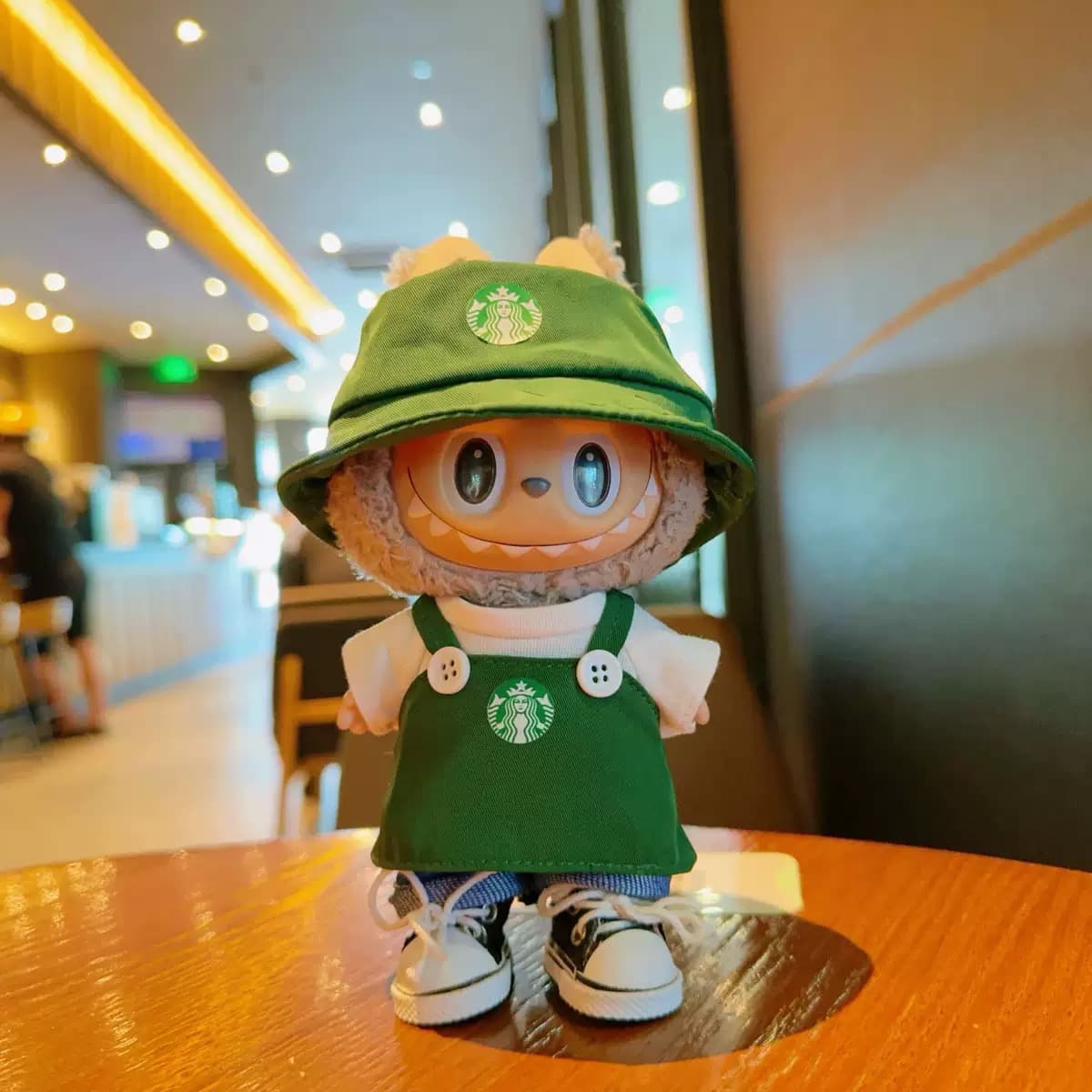 Café Outfit – Labubu 17 cm (Docka ej inkluderad)